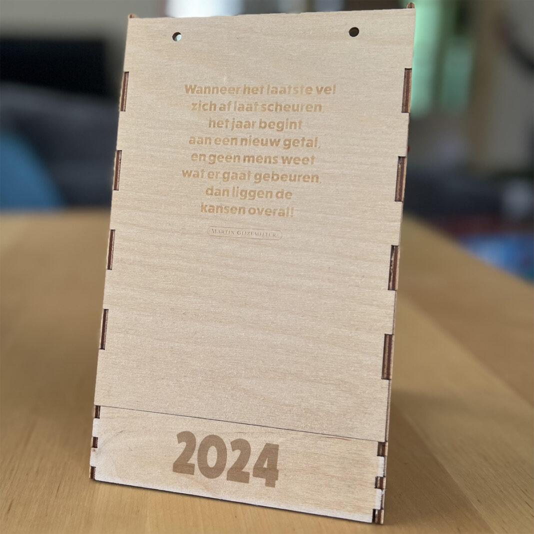 Houten standaard Scheurkalender - Martin Gijzemijter