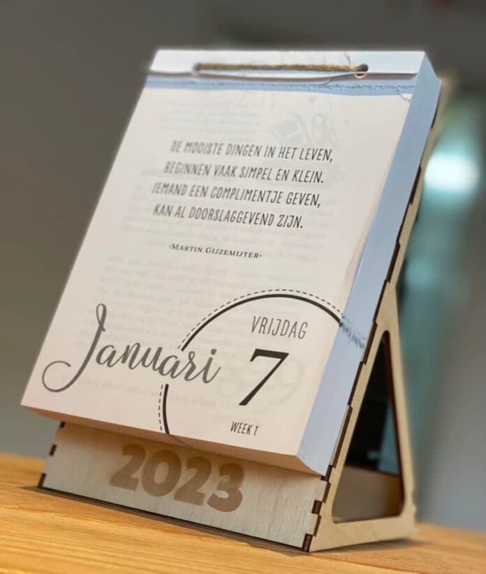 Houten standaard Scheurkalender - Martin Gijzemijter